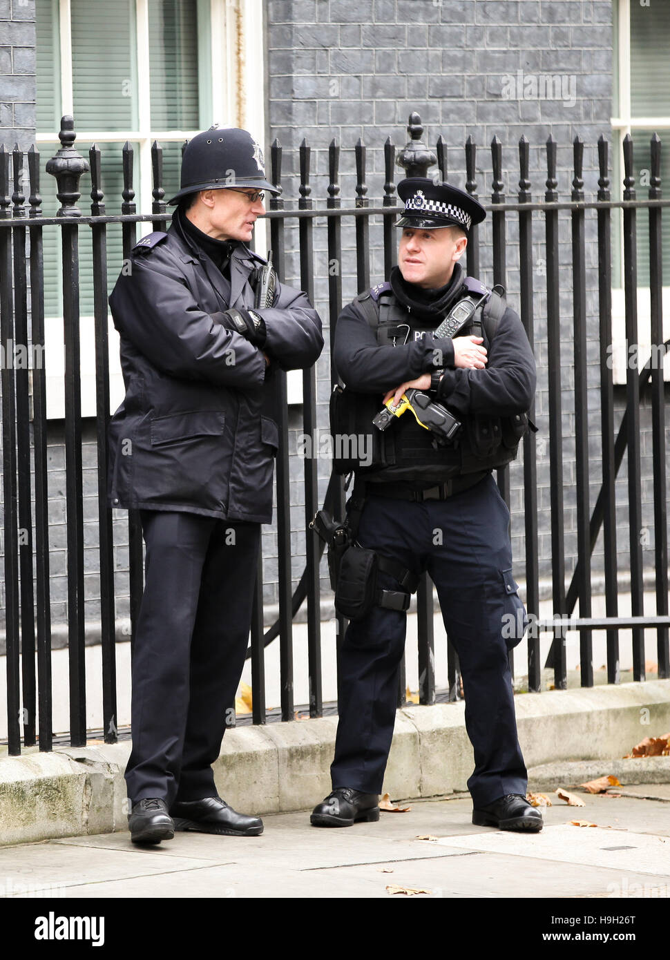 Police officer outside 10 downing street hi-res stock photography and ...