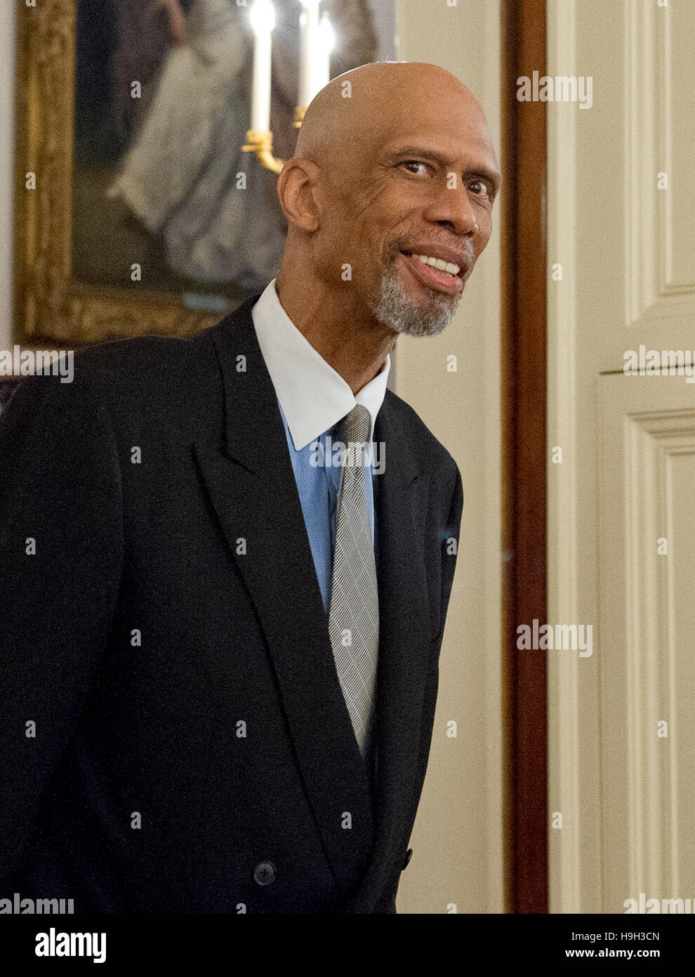 Washington, Us. 22nd Nov, 2016. Former NBA star Kareem Abdul-Jabbar arrives to accept ...