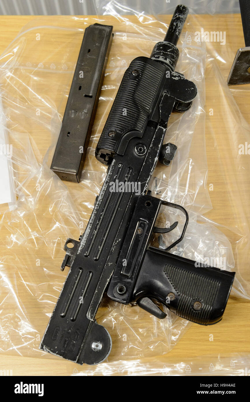 Uzi hi-res stock photography and images - Alamy