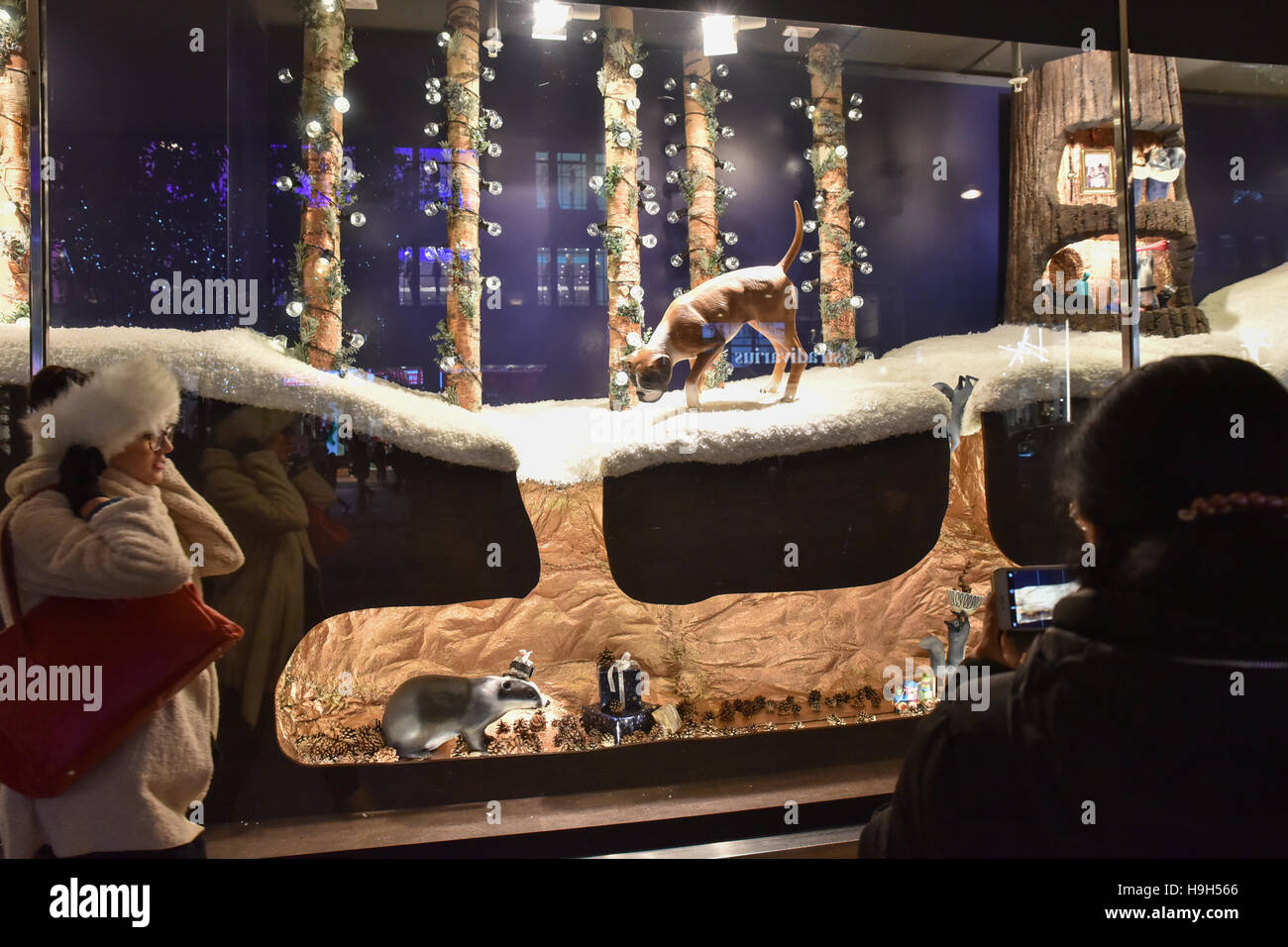 John lewis oxford street windows hi-res stock photography and images ...