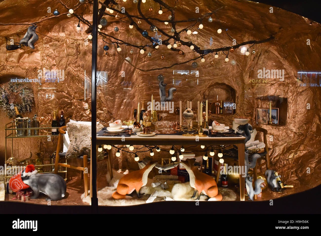 Oxford Street, London, UK. 23rd November 2016. Christmas window ...