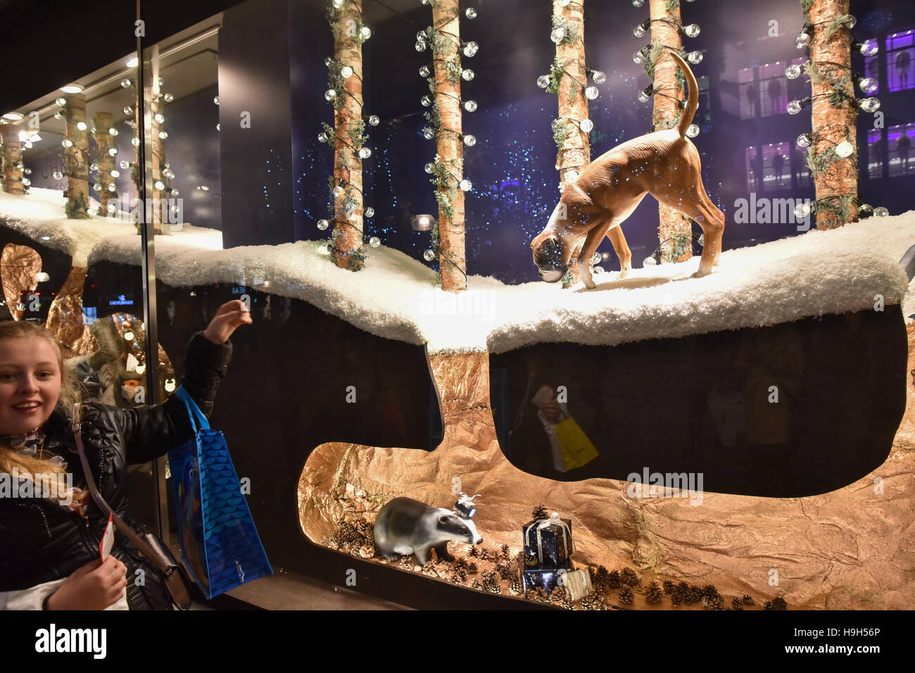 Oxford Street, London, UK. 23rd November 2016. Christmas window ...