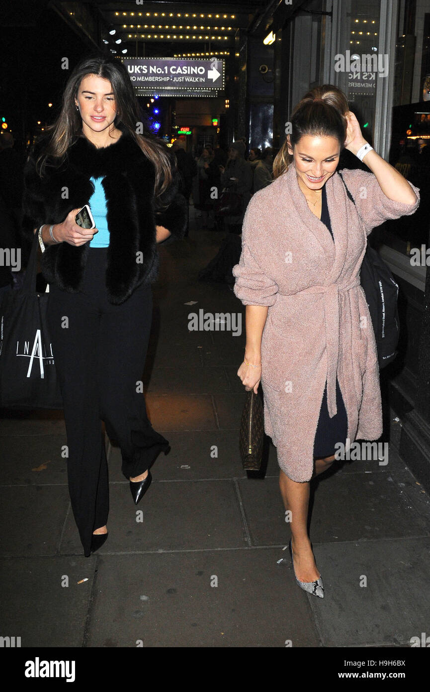 Sam Faiers Seen at Inanch Gold Class Clip-Ins - launch & Hair Show ...
