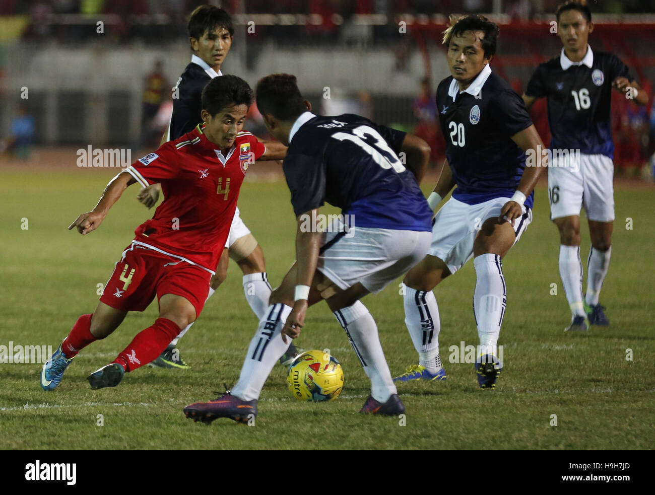Yangon. 23rd Nov, 2016. David Htan (1st L) of Myanmar breaks through ...