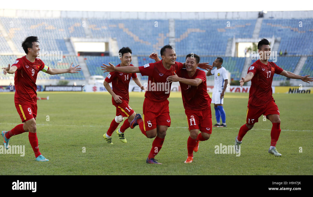 Yangon. 23rd Nov, 2016. Nguyen Trong Hoang (3rd L) of Vietnam ...