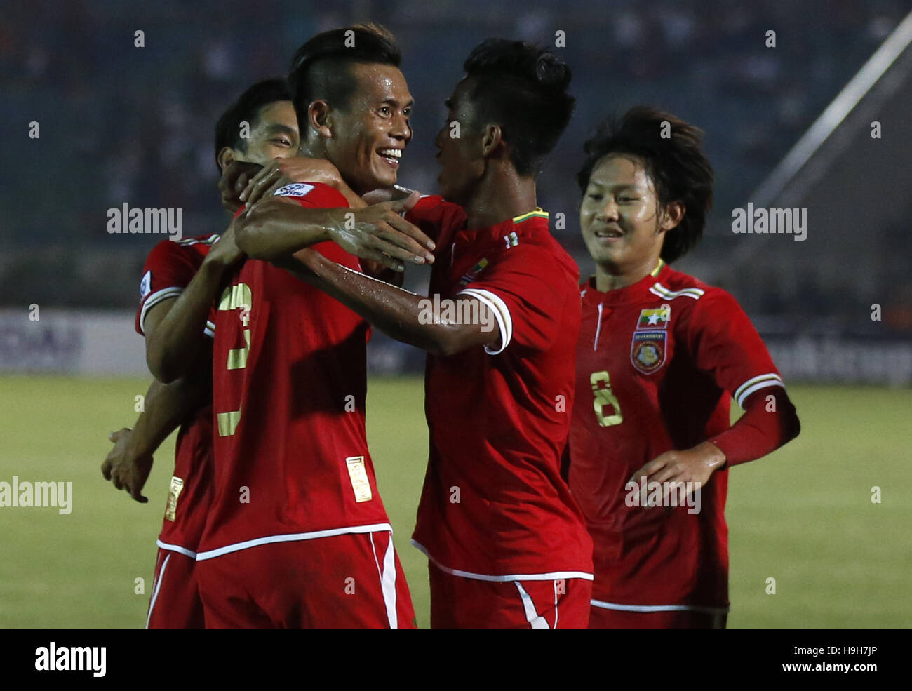 Yangon. 23rd Nov, 2016. Zaw Min Tun (2nd L) of Myanmar celebrates ...