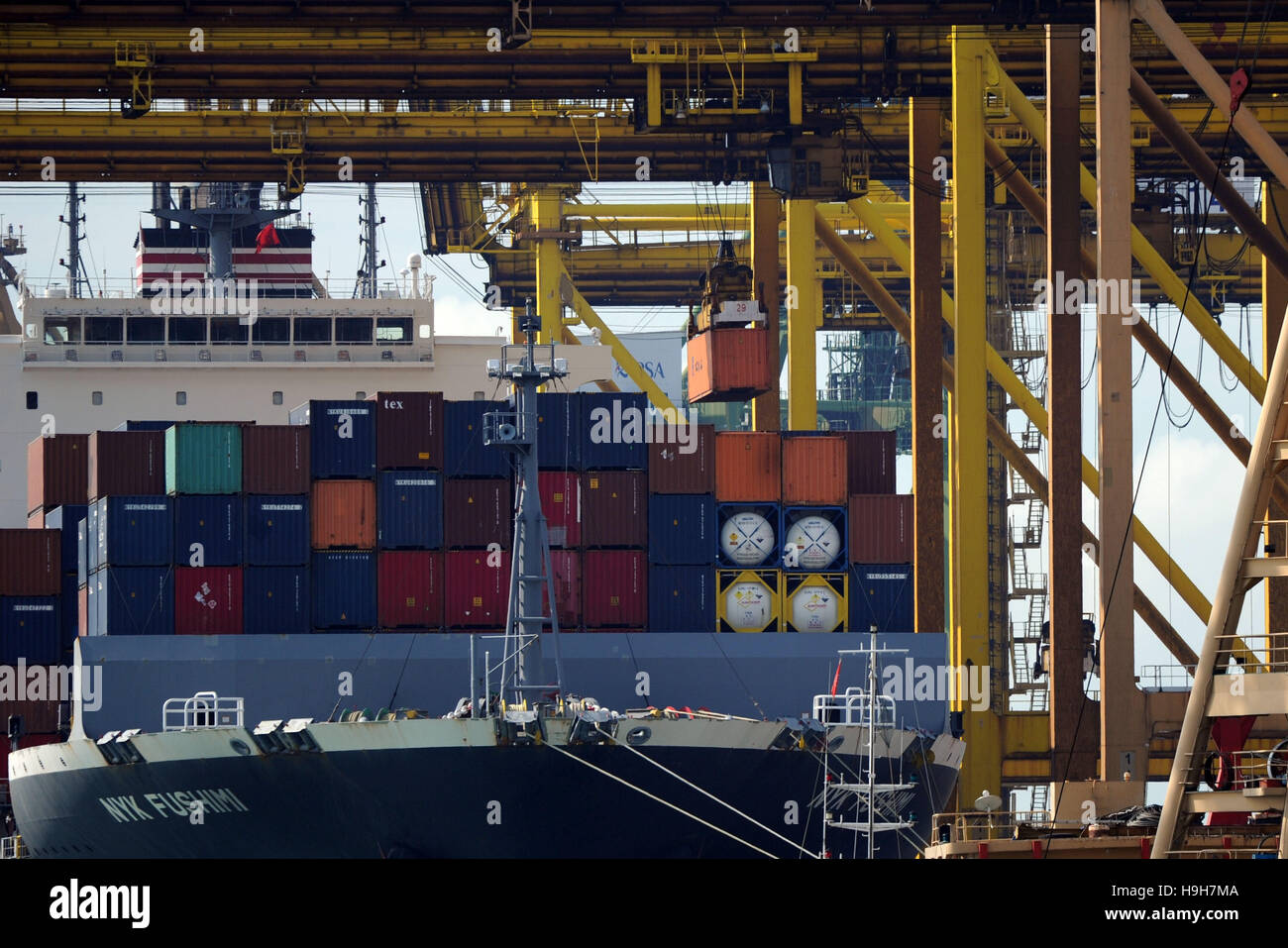 Loading containers onto ships High Resolution Stock Photography and ...