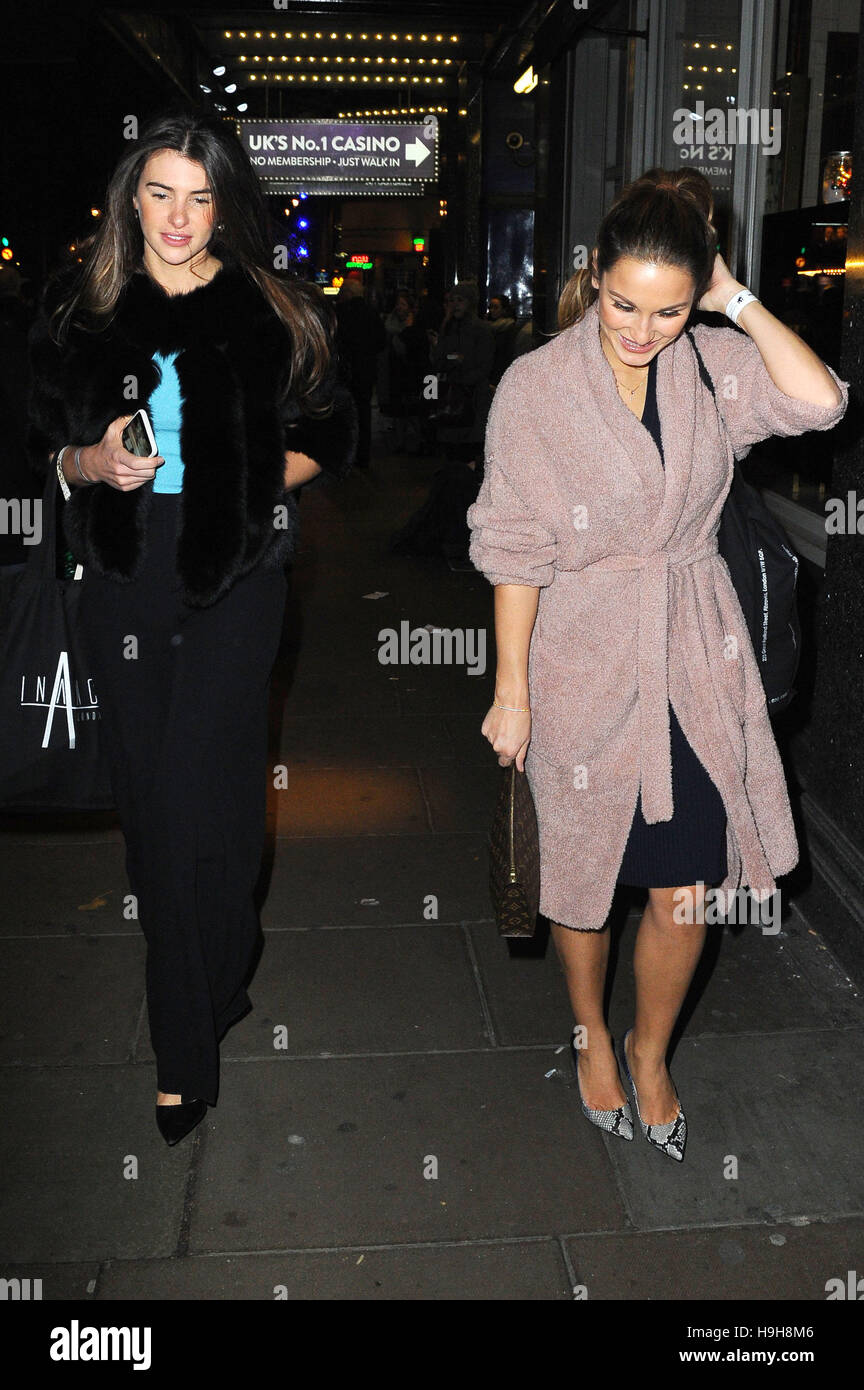 Sam Faiers Seen at Inanch Gold Class Clip-Ins - launch & Hair Show ...
