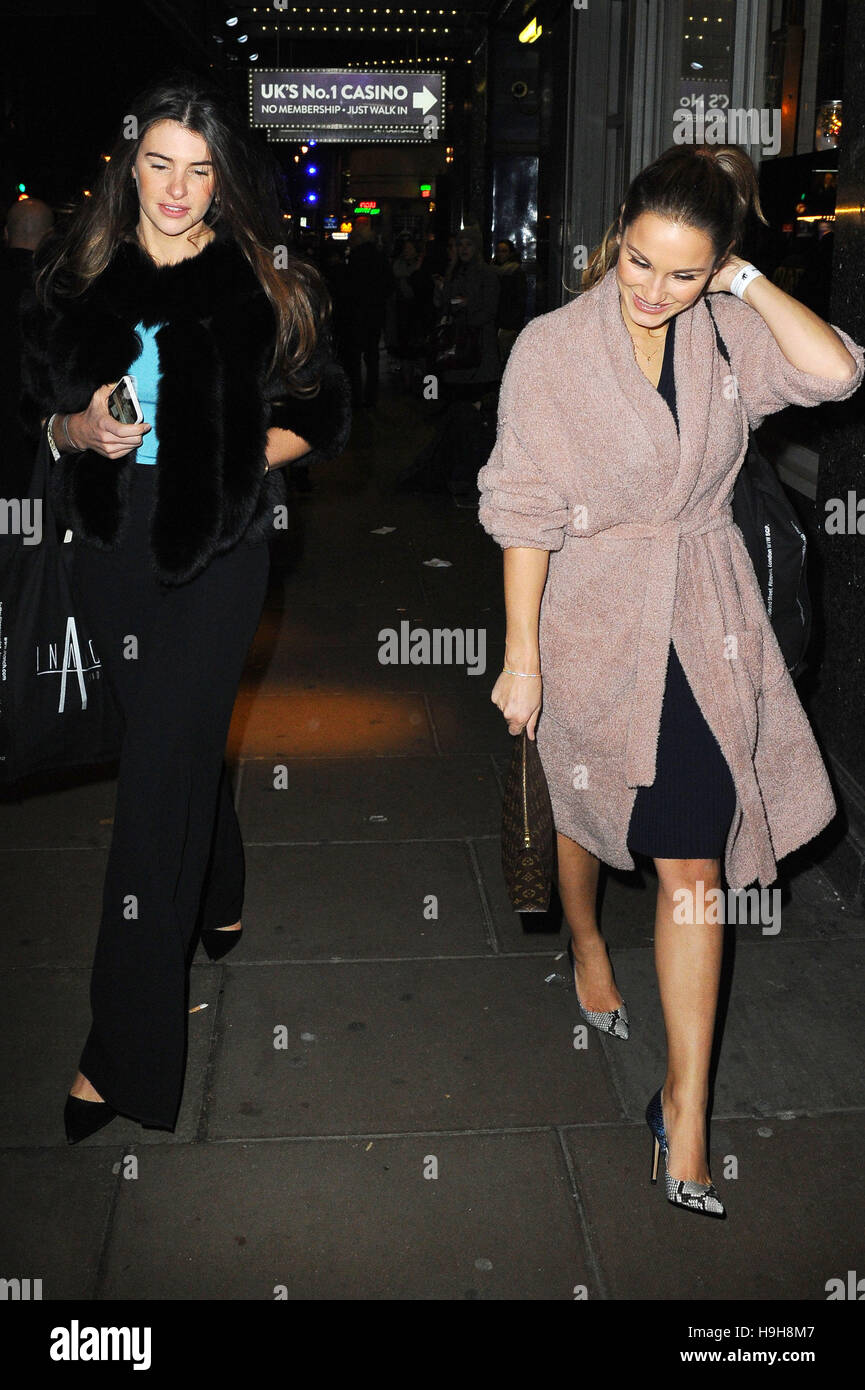 Sam Faiers Seen at Inanch Gold Class Clip-Ins - launch & Hair Show ...