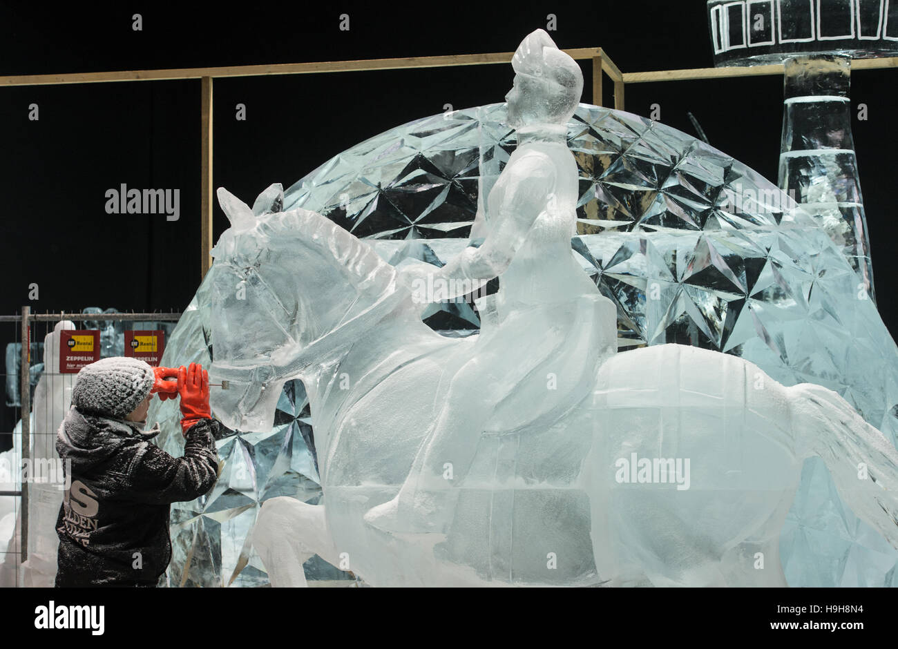 Rust, Germany. 21st Nov, 2016. A well wrapped up ice artist works on an ...