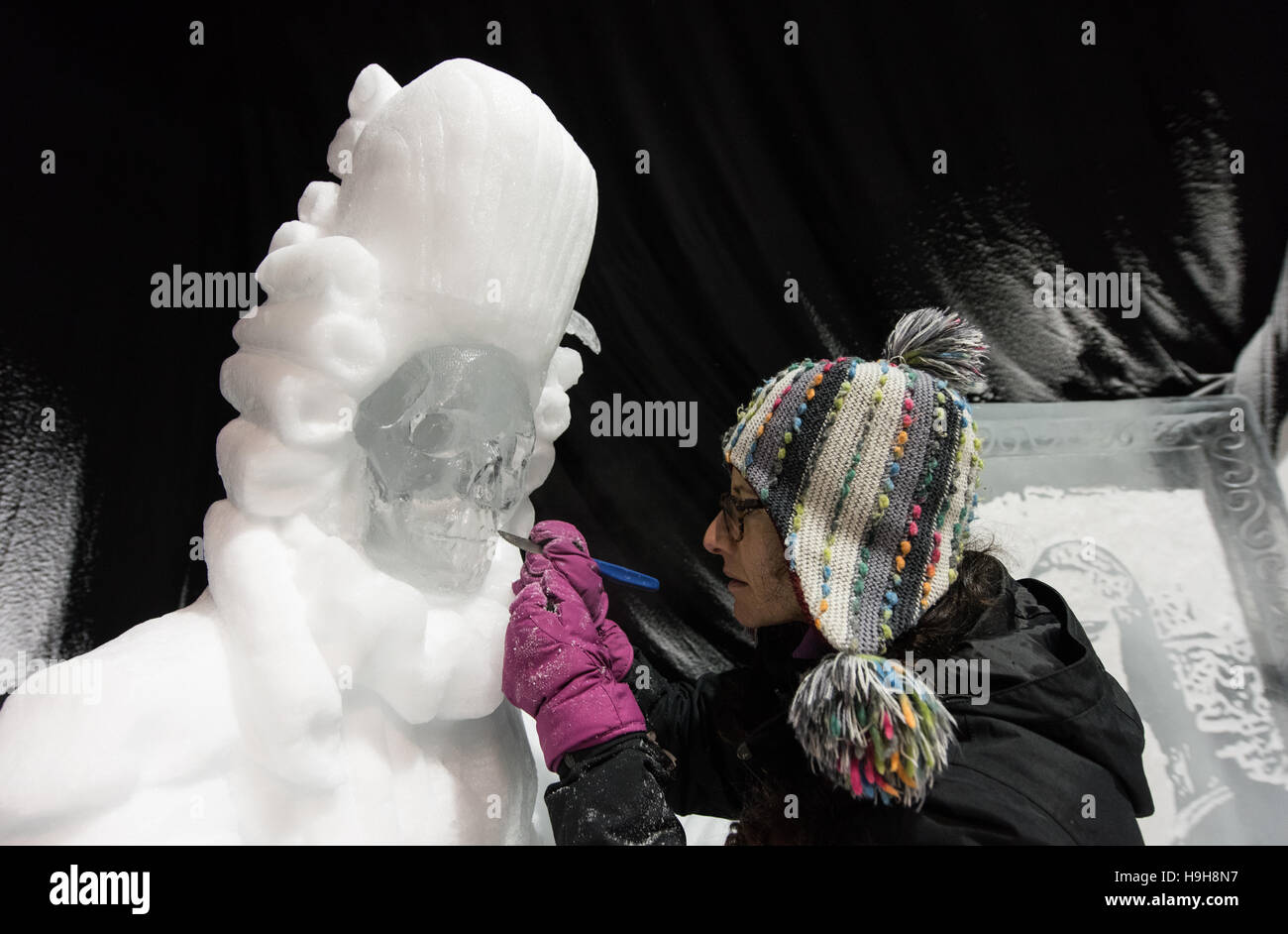Rust, Germany. 21st Nov, 2016. A well wrapped up ice artist works on an ...