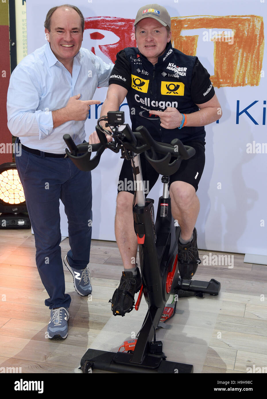 Cologne, Germany. 23rd Nov, 2016. Endurance sportsman Joey Kelly (l ...