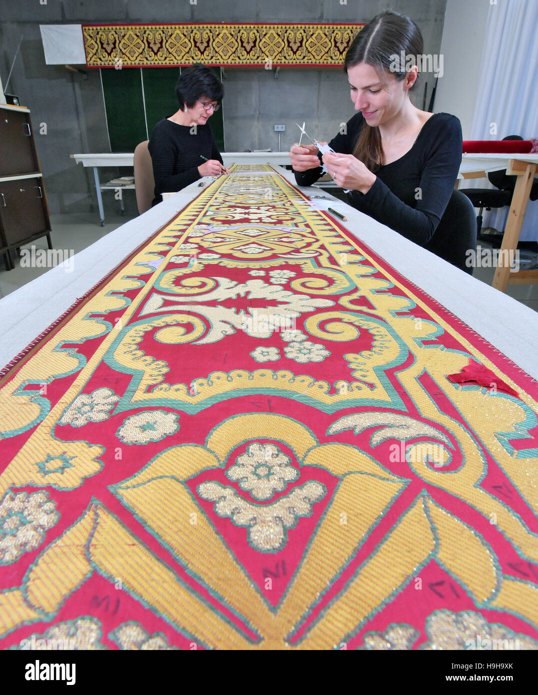 Workshop head Ilona Fitzner (l) and employee Lisa Reichmann working on ...