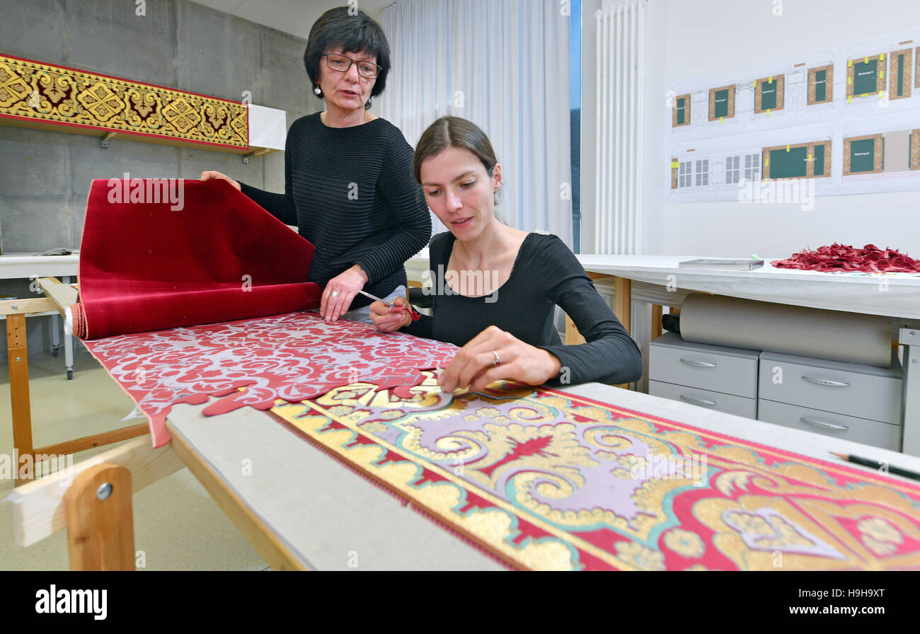 Workshop head Ilona Fitzner (l) and employee Lisa Reichmann working on ...