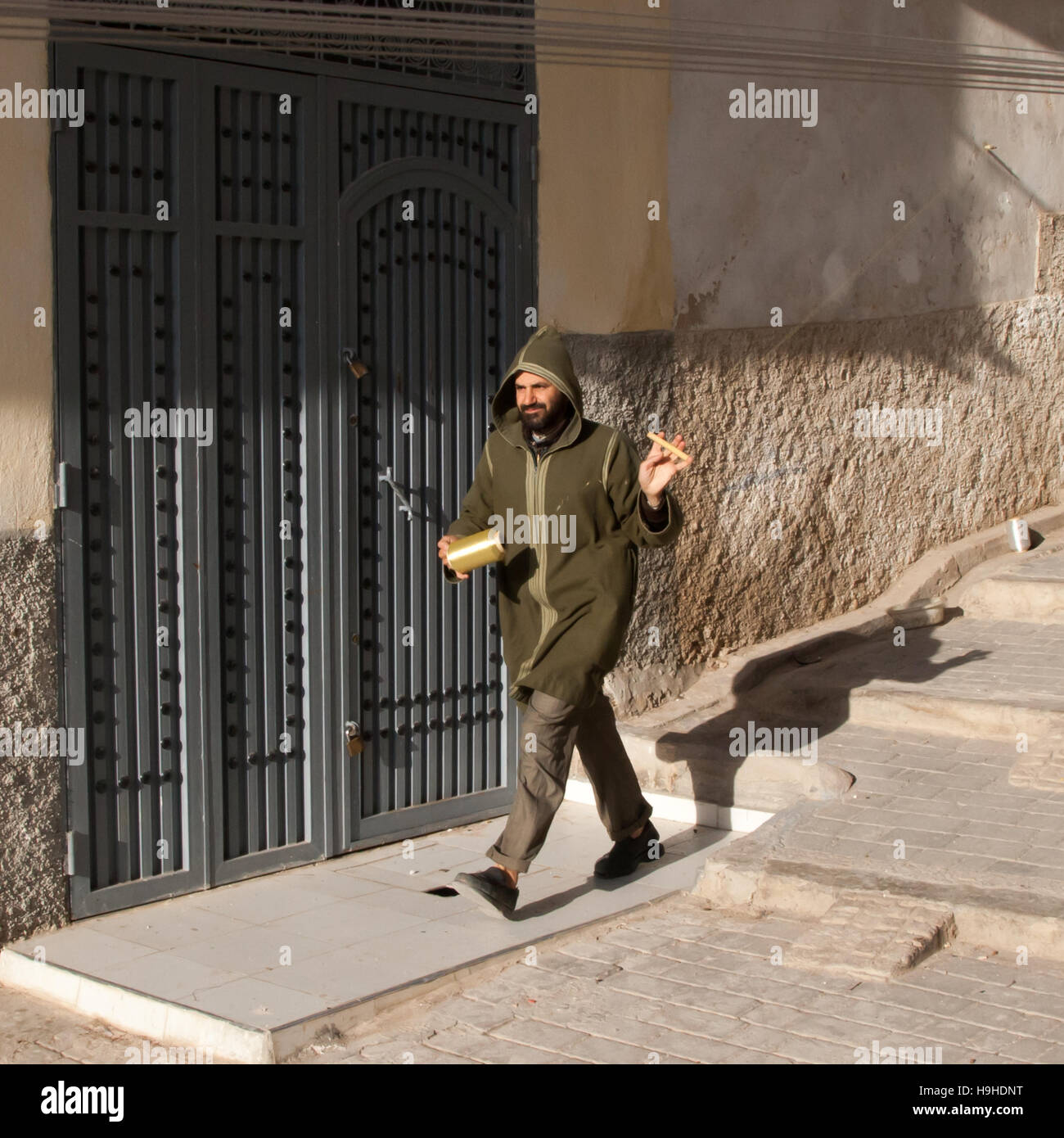 Craftsman stretching yarn in street of Fès Stock Photo - Alamy