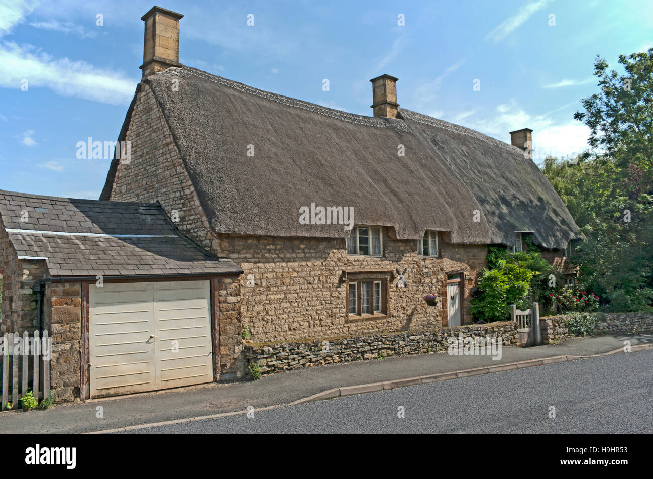 Upper Brailes, Thatch Cottage, Warwickshire Stock Photo - Alamy