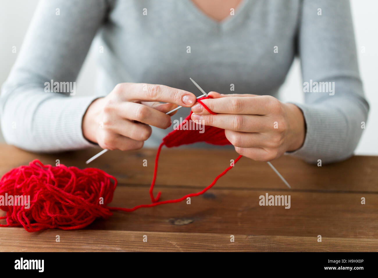 woman hands knitting with needles and yarn Stock Photo - Alamy