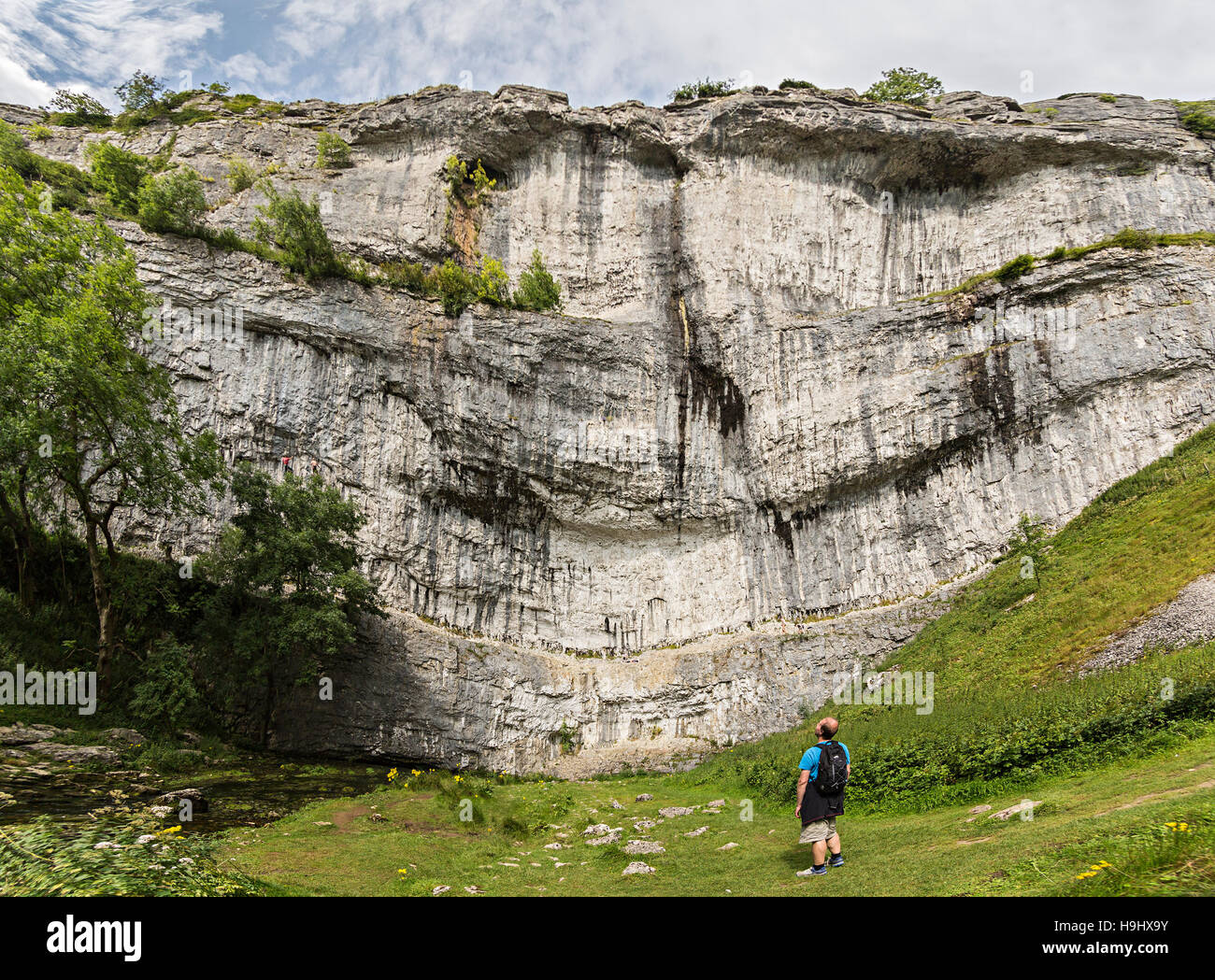 Malham cove yorkshire dales hi-res stock photography and images - Alamy