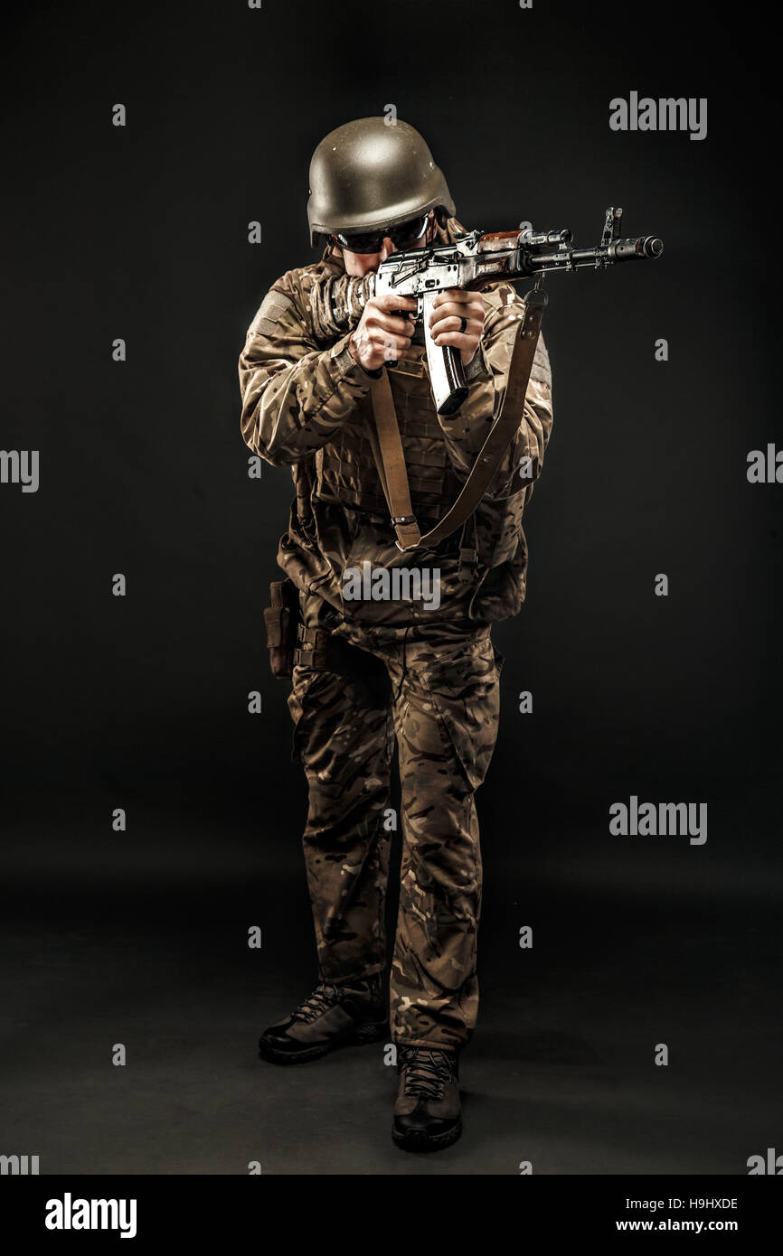 Posing armed service man aiming Stock Photo - Alamy
