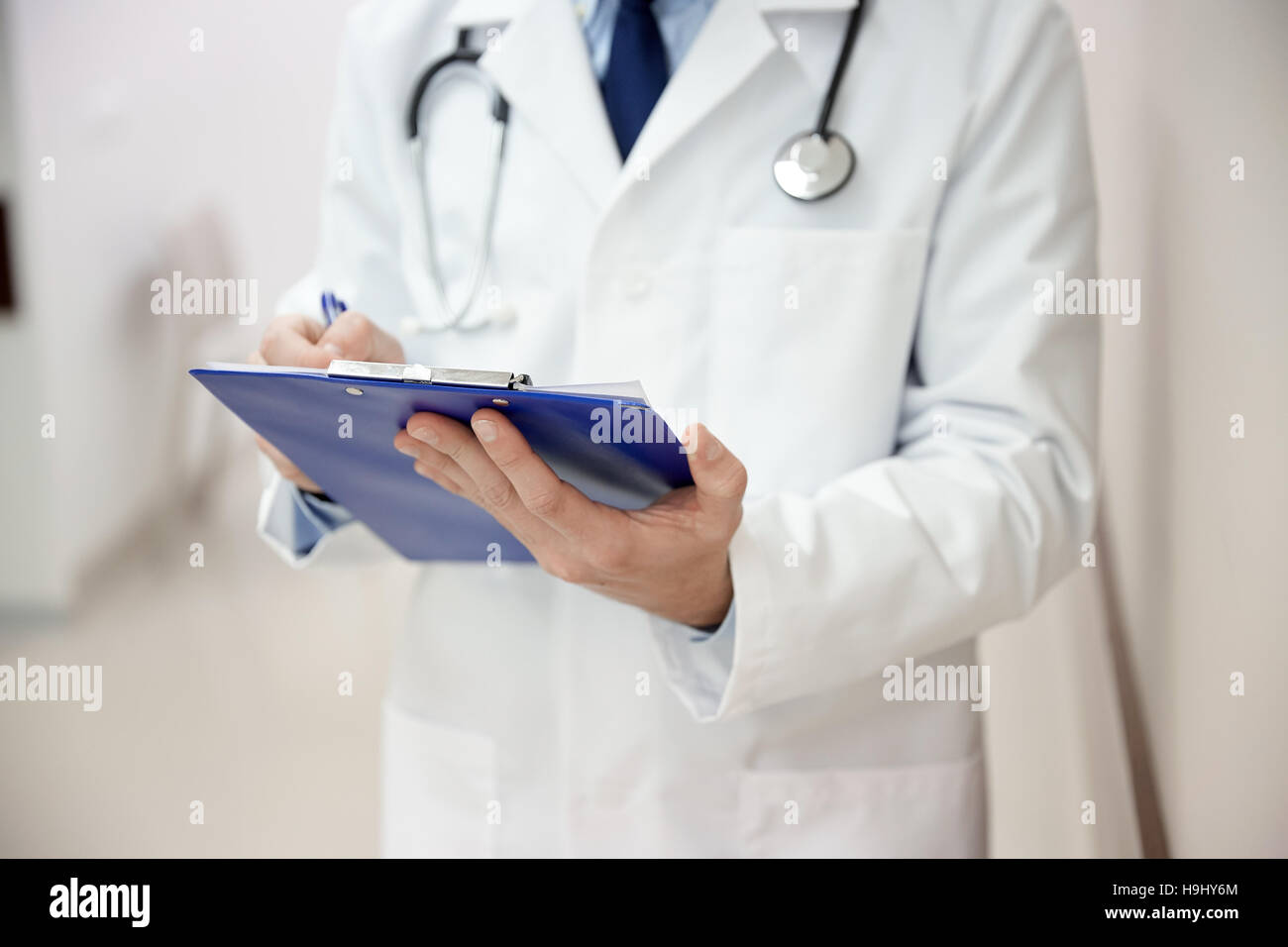 close up of doctor with clipboard at hospital Stock Photo - Alamy