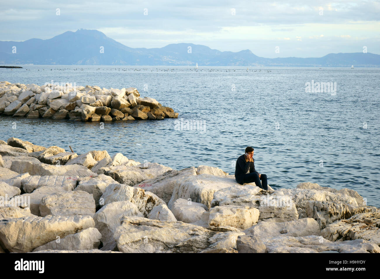 Uomo al telefono hi-res stock photography and images - Alamy