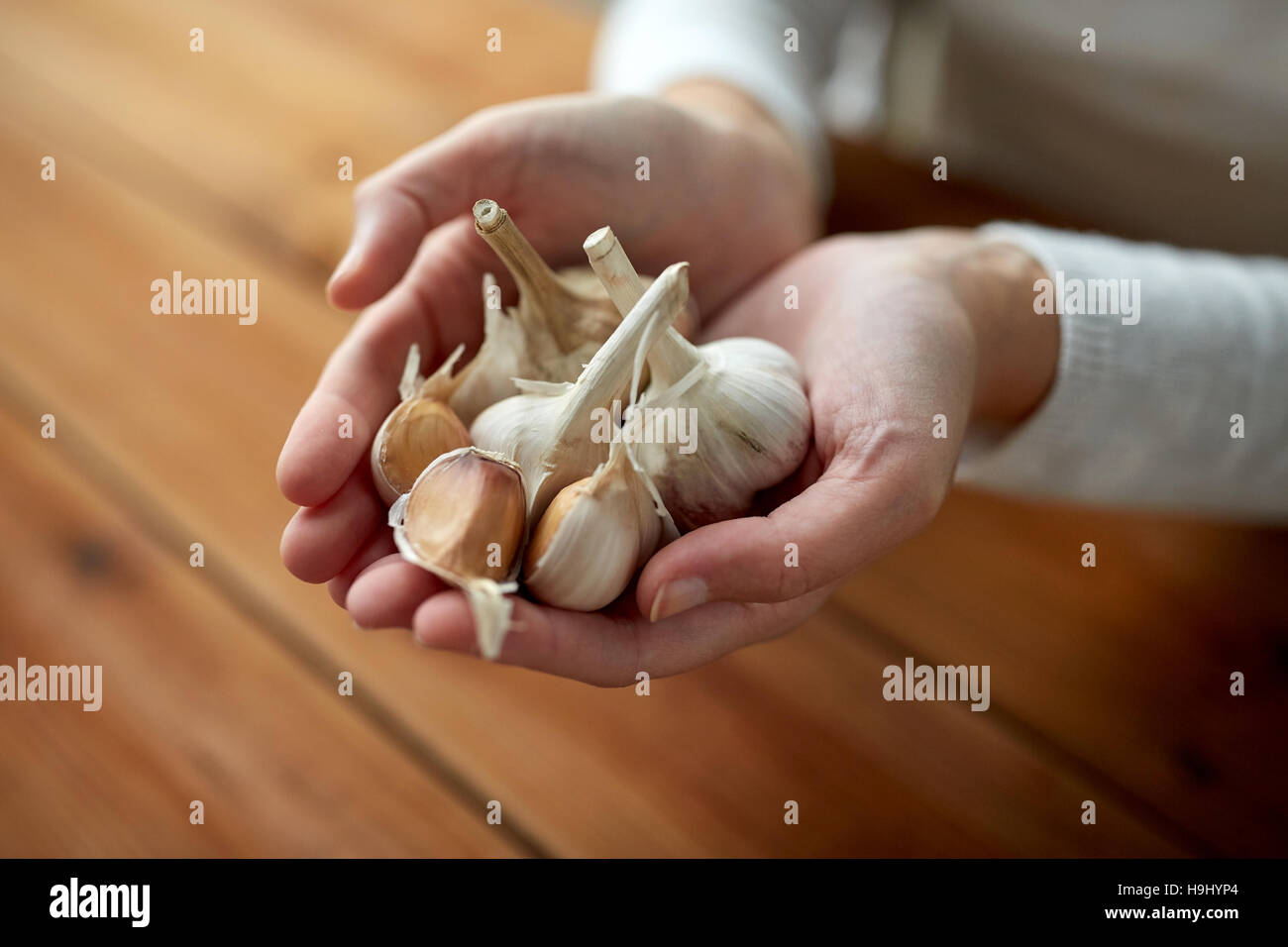 woman hands holding garlic Stock Photo - Alamy
