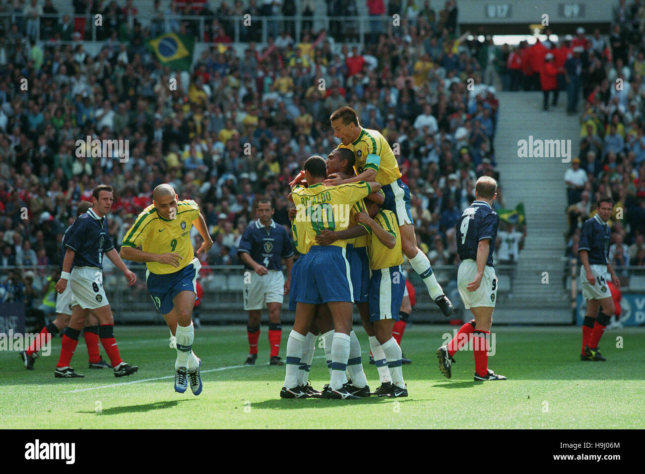 BRAZIL CELEBRATE SAMPAIO GOAL BRAZIL V SCOTLAND 18 June 1998 Stock ...