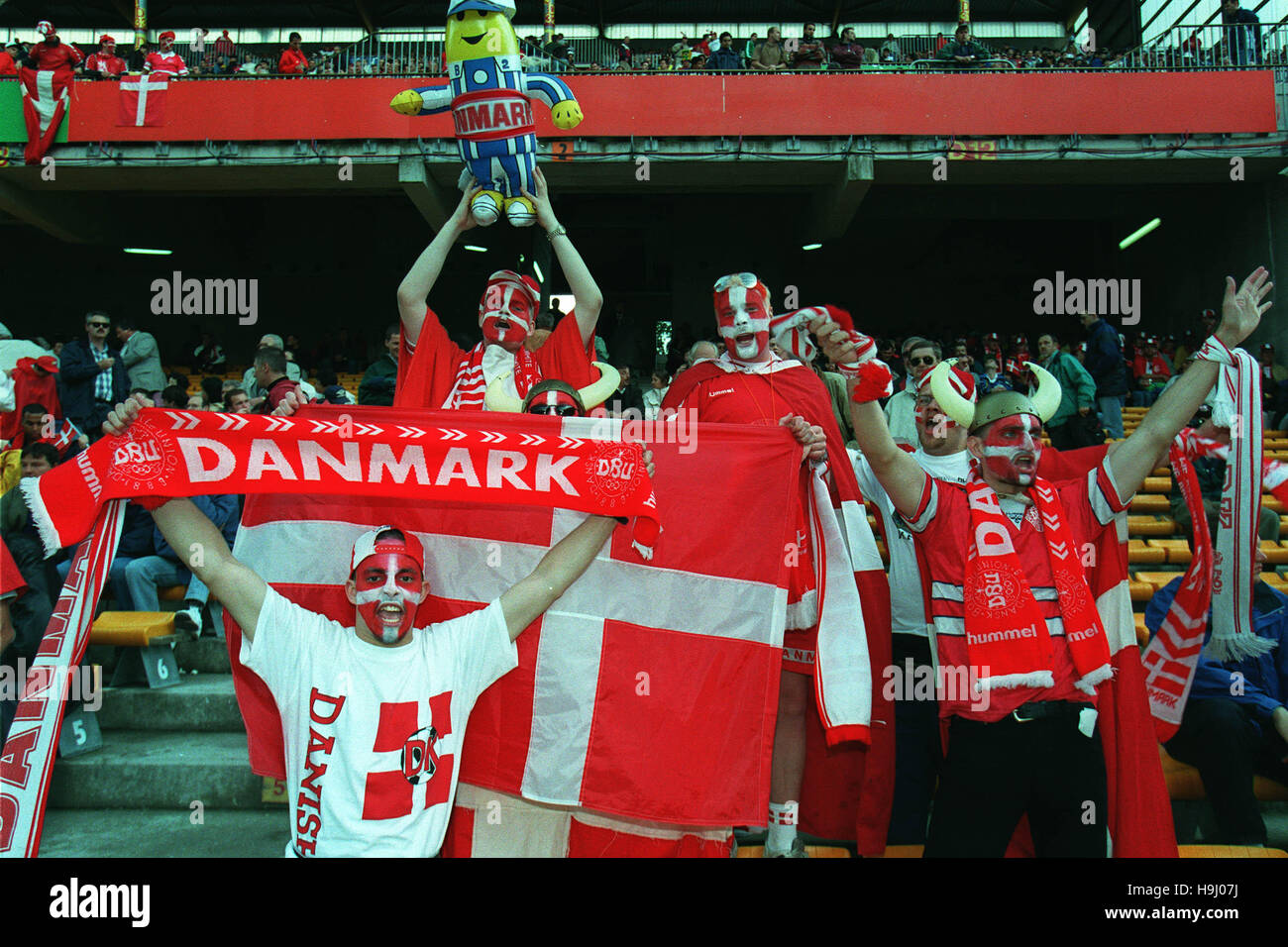 DENMARK FANS DENMARK V SAUDI ARABIA 18 June 1998 Stock Photo - Alamy