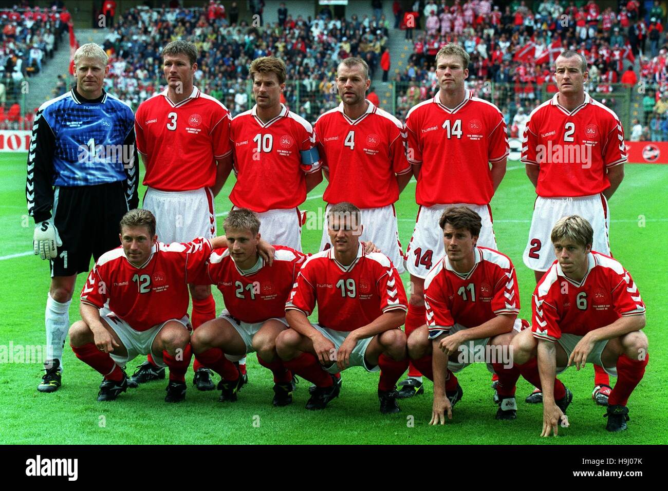 DENMARK TEAM GROUP DENMARK V SAUDI ARABIA 18 June 1998 Stock Photo - Alamy