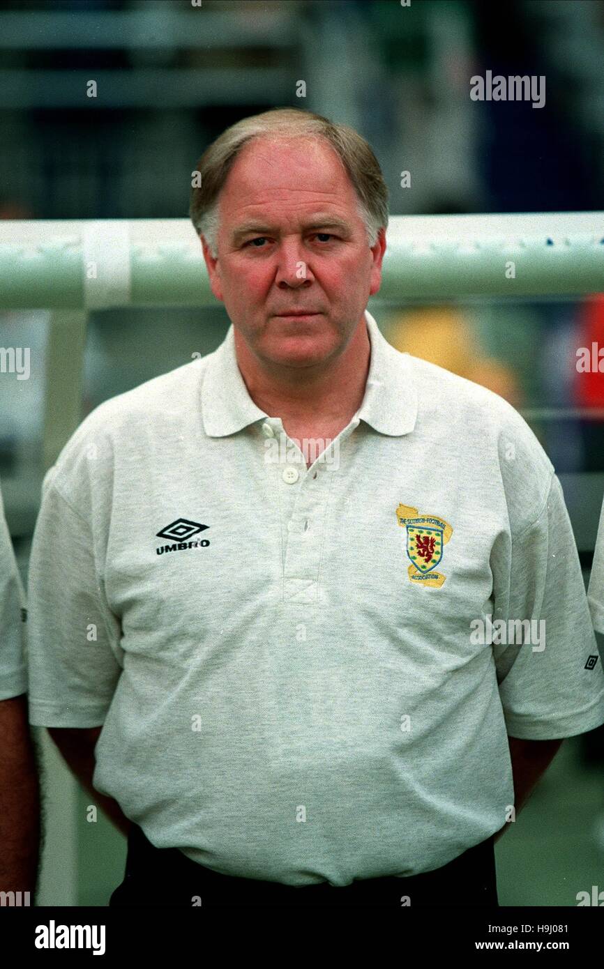 CRAIG BROWN SCOTLAND MANAGER 18 June 1998 Stock Photo - Alamy