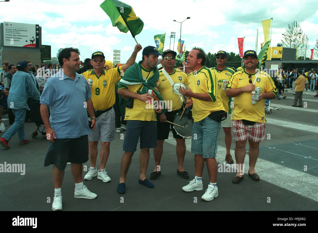 BRAZIL FANS BRAZIL V SCOTLAND 18 June 1998 Stock Photo - Alamy