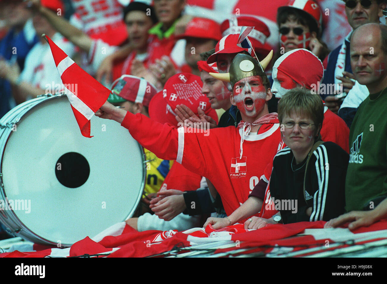 DENMARK FANS DENMARK V SAUDI ARABIA 18 June 1998 Stock Photo - Alamy