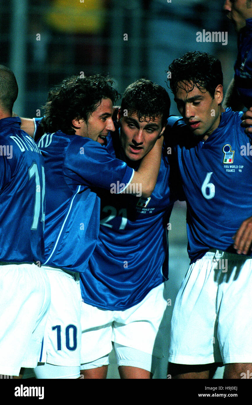 VIERI CELEBRATES ITALY V CAMEROON 22 June 1998 Stock Photo - Alamy