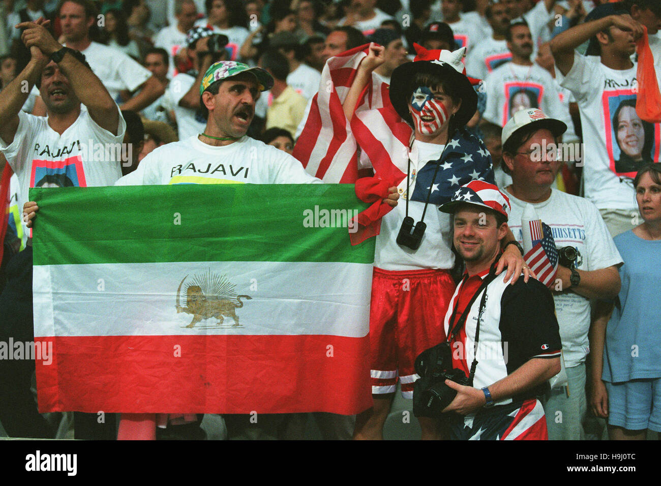 USA & IRAN FANS USA V IRAN WORLD CUP 98 25 June 1998 Stock Photo - Alamy