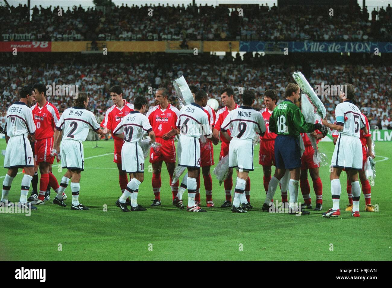 USA & IRAN SHAKE HANDS USA V IRAN 25 June 1998 Stock Photo - Alamy
