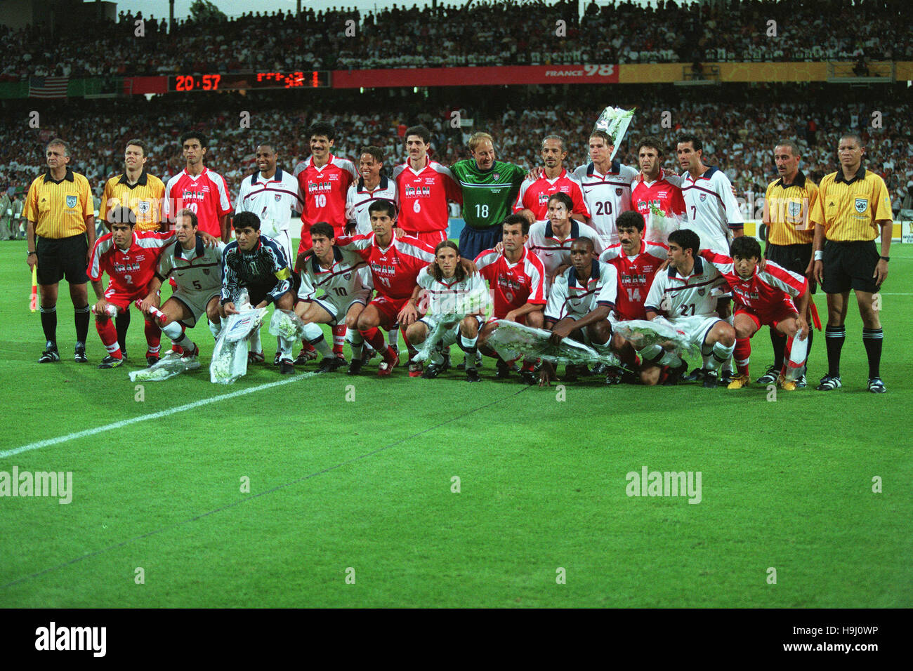 TEAM GROUP USA & IRAN USA V IRAN 25 June 1998 Stock Photo - Alamy