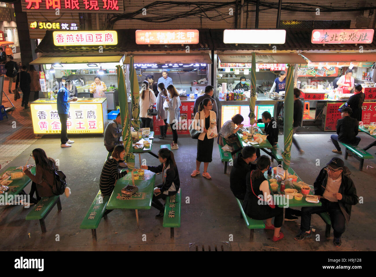 Street food stalls hi-res stock photography and images - Alamy
