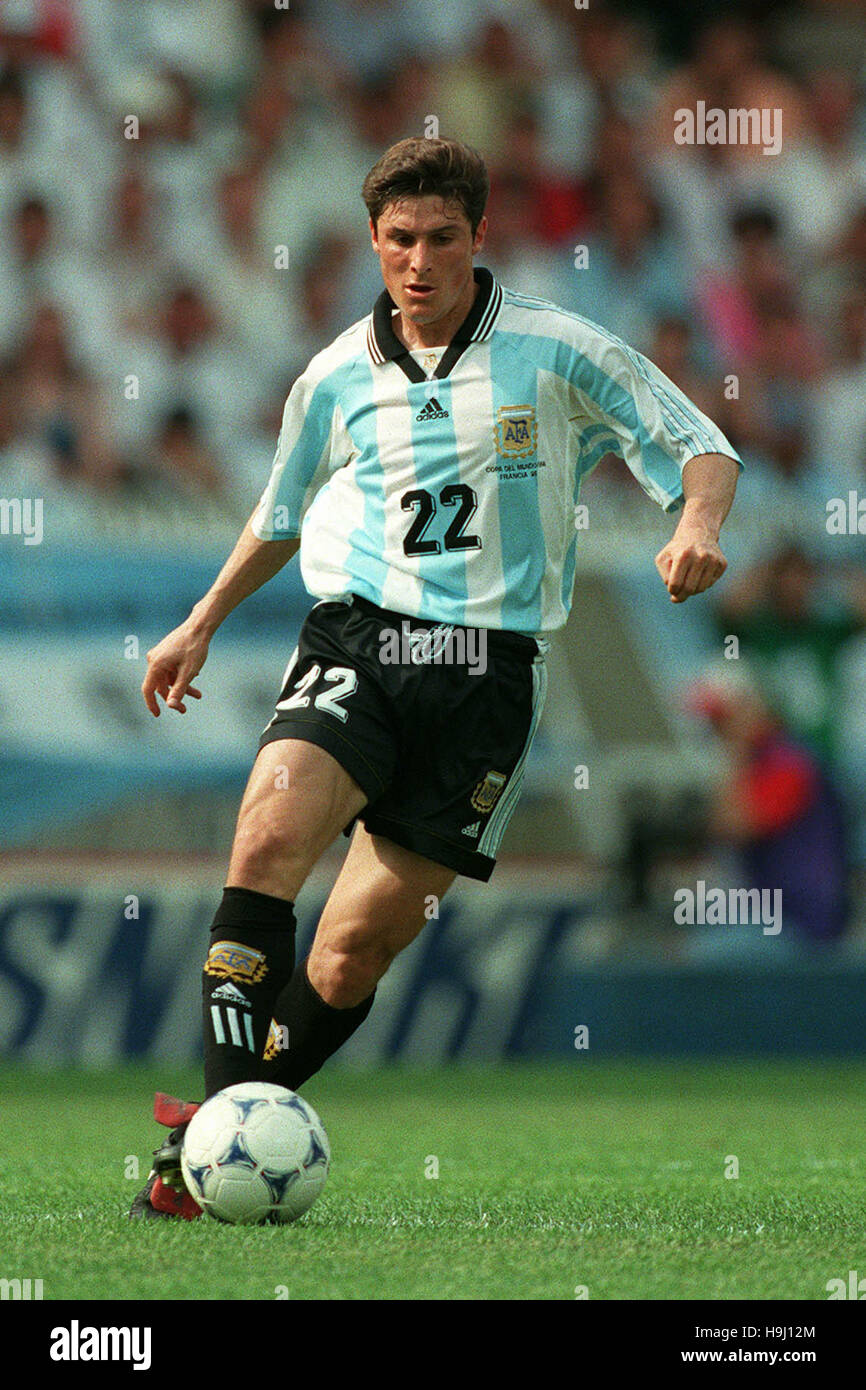 JAVIER ZANETTI ARGENTINA & INTER MILAN FC 25 June 1998 Stock Photo - Alamy