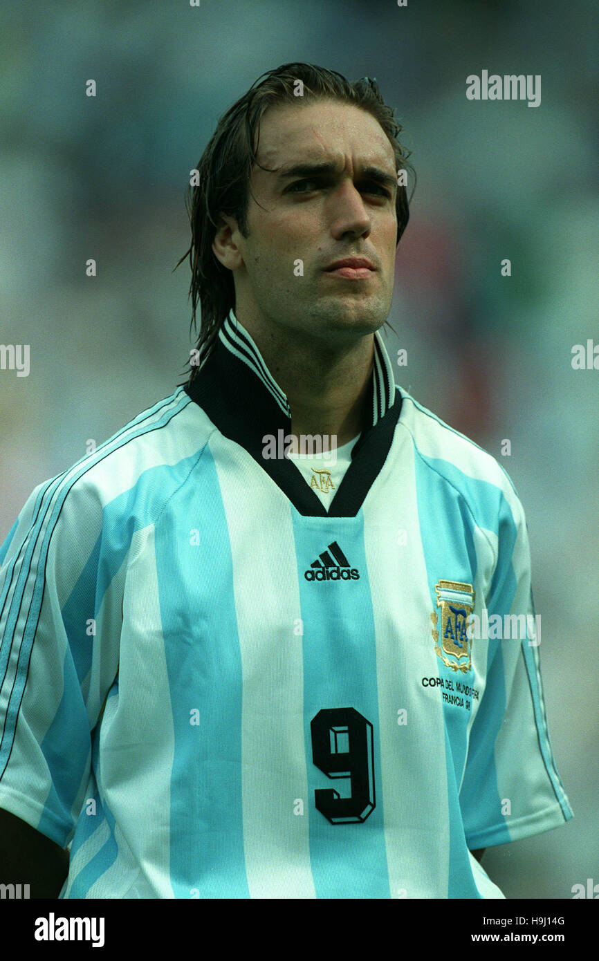 GABRIEL BATISTUTA ARGENTINA & FIORENTINA FC 25 June 1998 Stock Photo ...