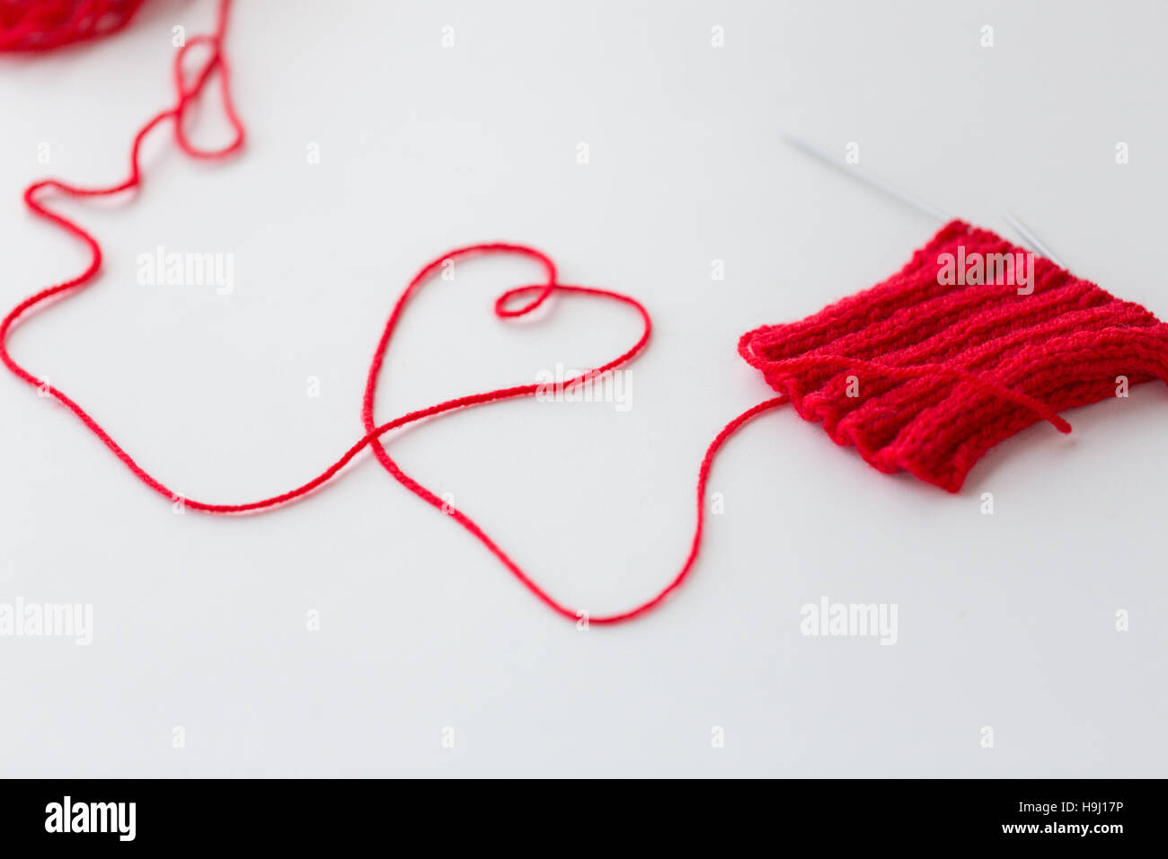knitting needles and thread in heart shape Stock Photo - Alamy