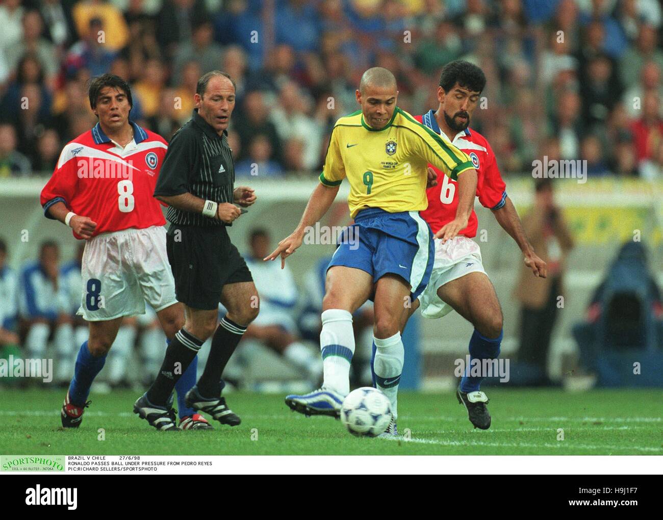 RONALDO & PEDRO REYES BRAZIL V CHILE 30 June 1998 Stock Photo - Alamy