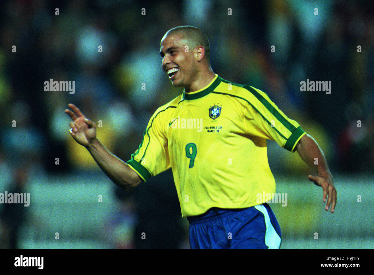 RONALDO CELEBRATES GOAL BRAZIL V CHILE 30 June 1998 Stock Photo - Alamy