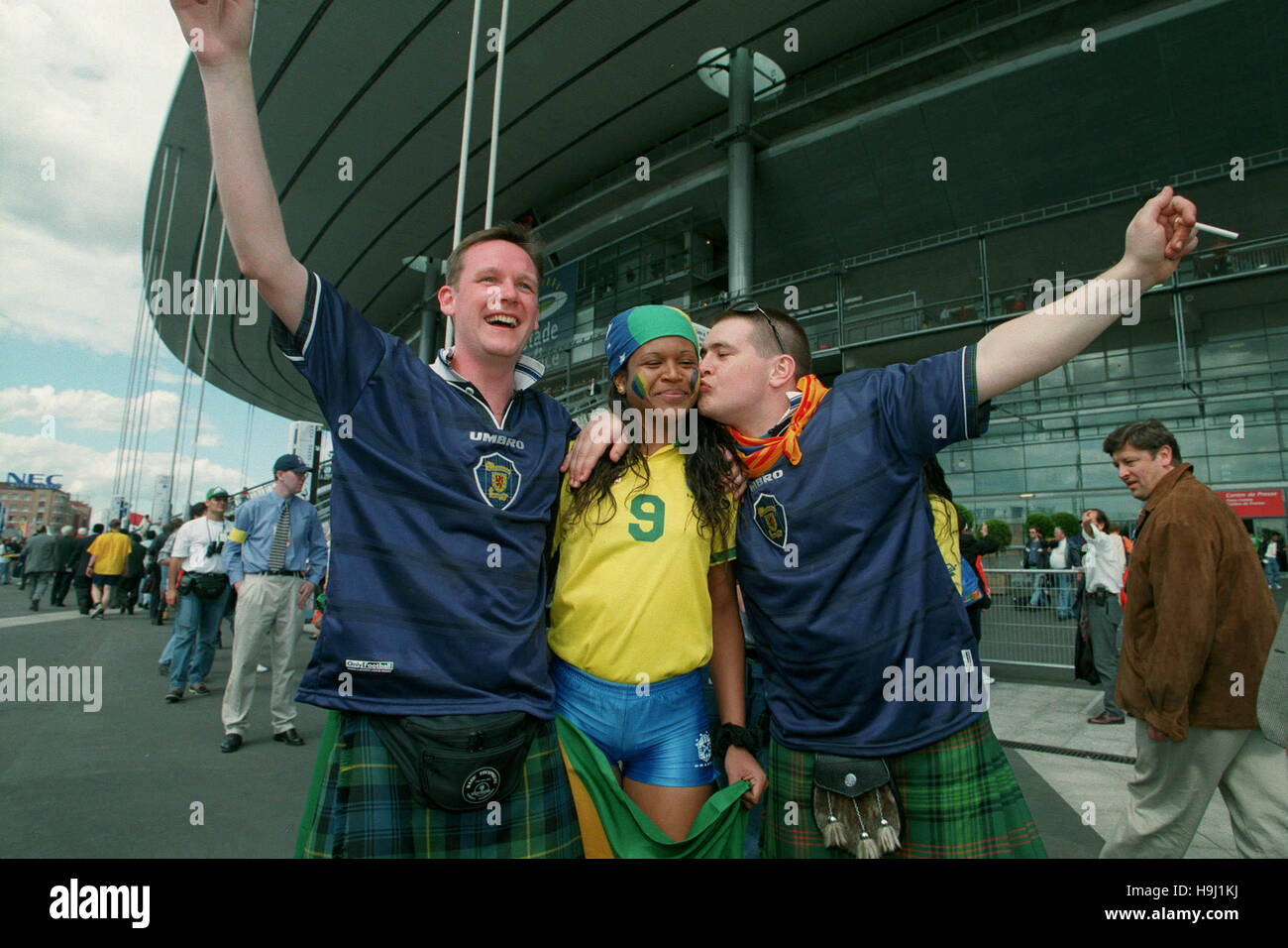 SCOTLAND & BRAZIL FANS BRAZIL V SCOTLAND 10 June 1998 Stock Photo - Alamy