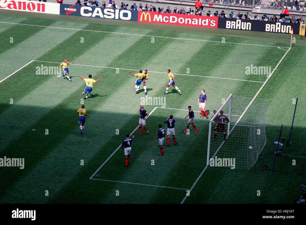 CESAR SAMPAIO & TEAM-MATES BRAZIL V SCOTLAND 10 June 1998 Stock Photo ...