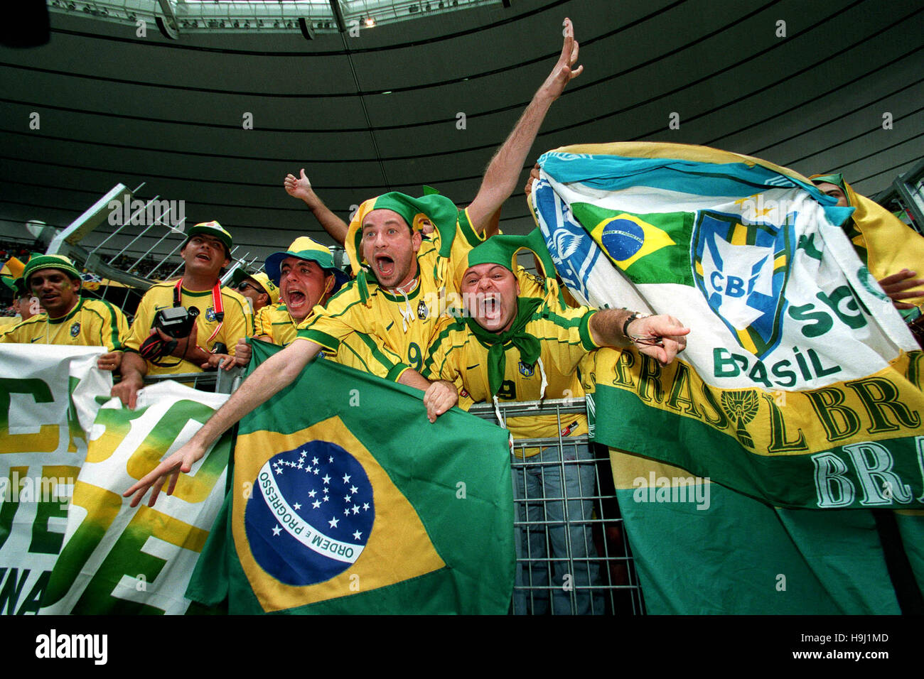 BRAZIL FANS BRAZIL V SCOTLAND 10 June 1998 Stock Photo - Alamy