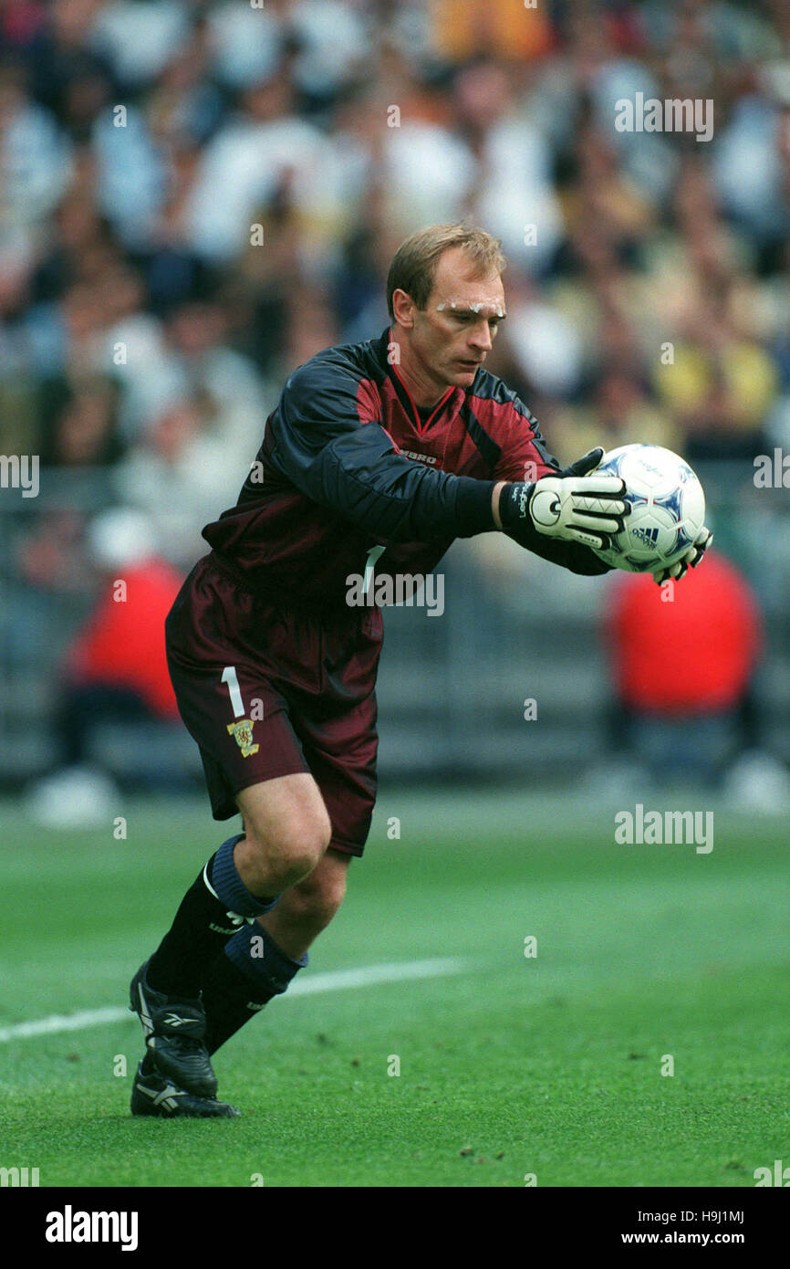 JIM LEIGHTON SCOTLAND 10 June 1998 Stock Photo - Alamy