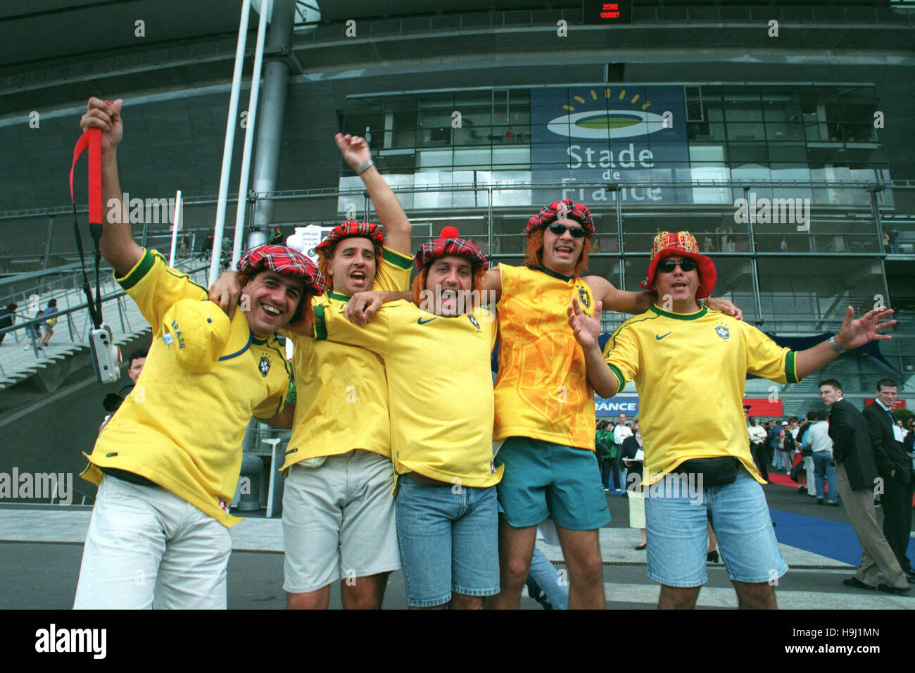BRAZIL FANS BRAZIL V SCOTLAND 10 June 1998 Stock Photo - Alamy
