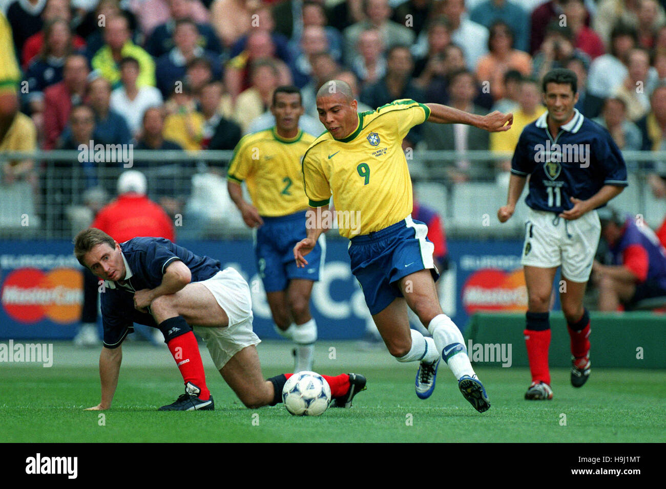 RONALDO TOM BOYD & COLLINS BRAZIL V SCOTLAND 10 June 1998 Stock Photo ...
