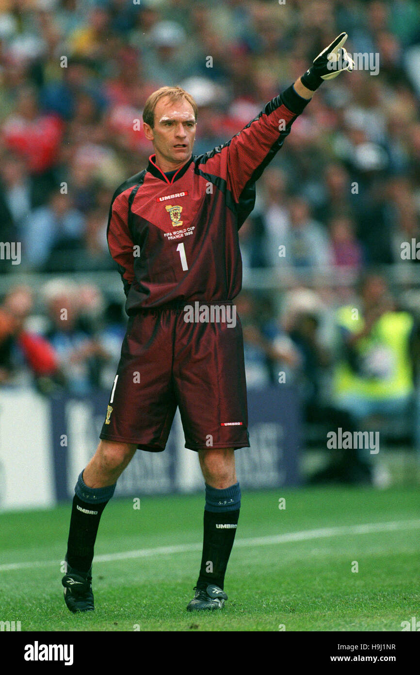 JIM LEIGHTON SCOTLAND 10 June 1998 Stock Photo - Alamy