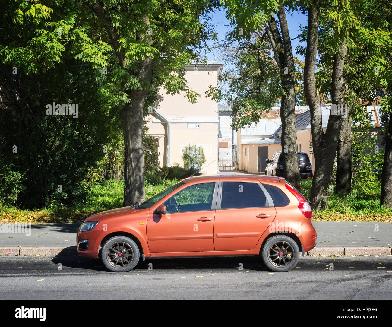 Curb car hi-res stock photography and images - Alamy